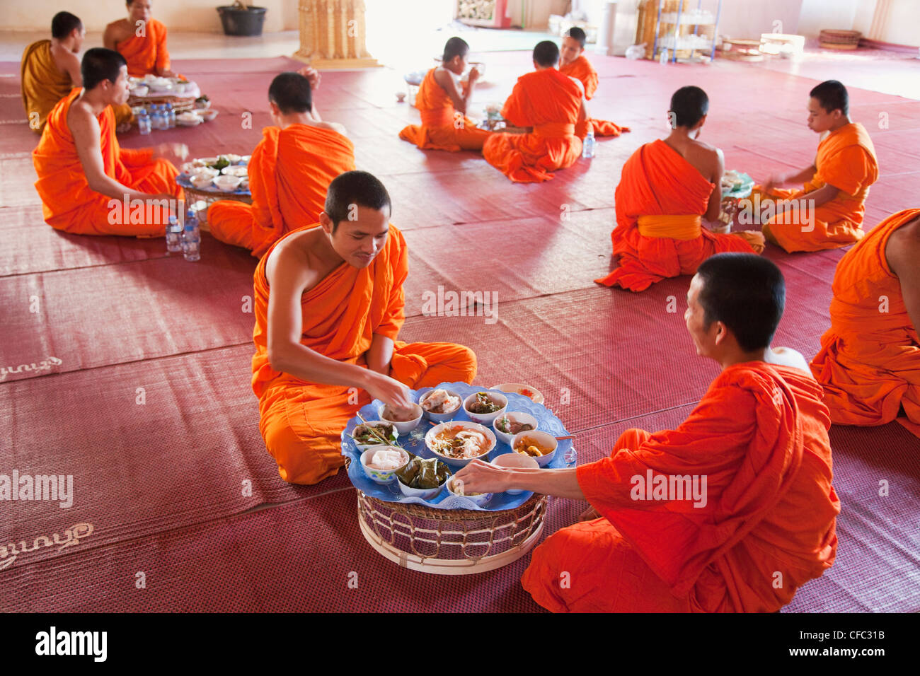 Buddhist monks eating hi-res stock photography and images - Alamy