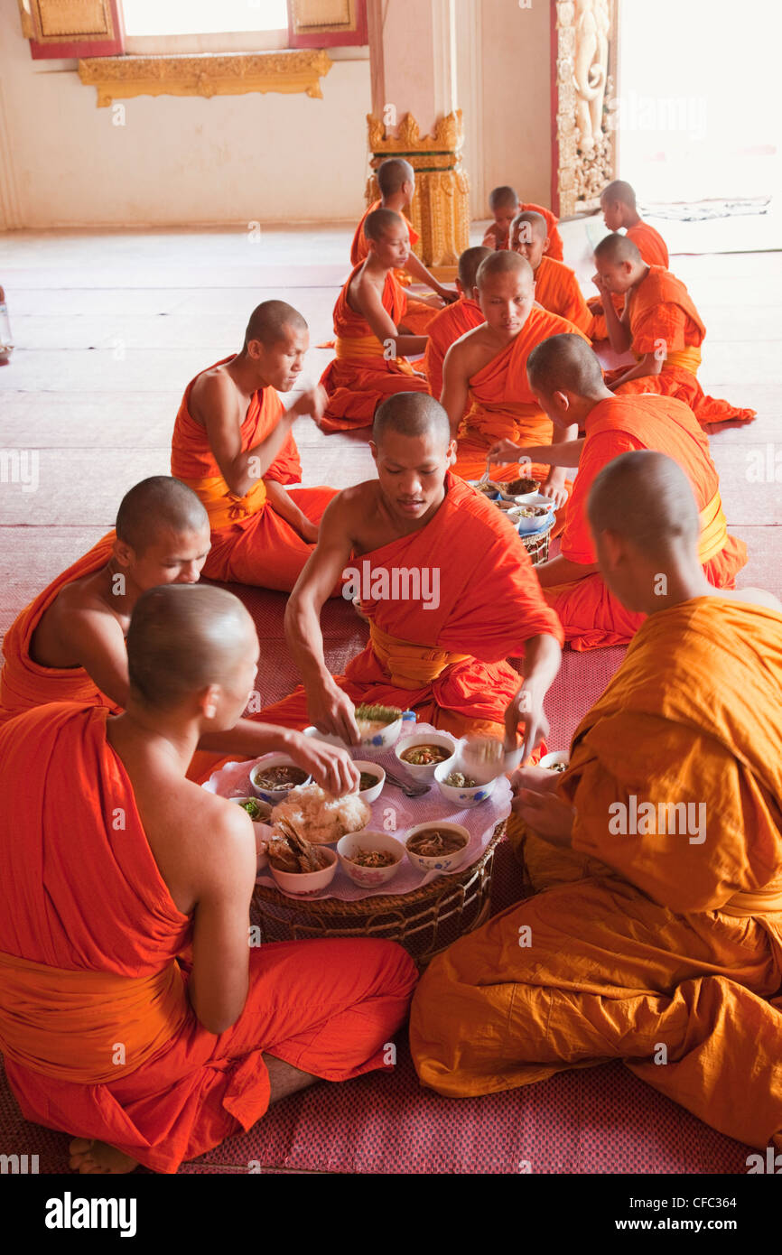 Laos, Vientiane, Monks Eating Morning Meal Stock Photo - Alamy