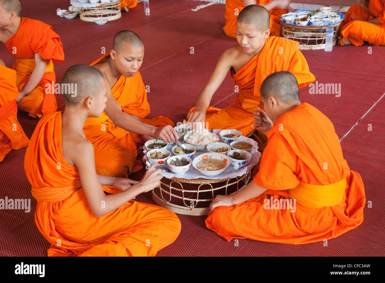 Buddhist monks eating hi-res stock photography and images - Alamy