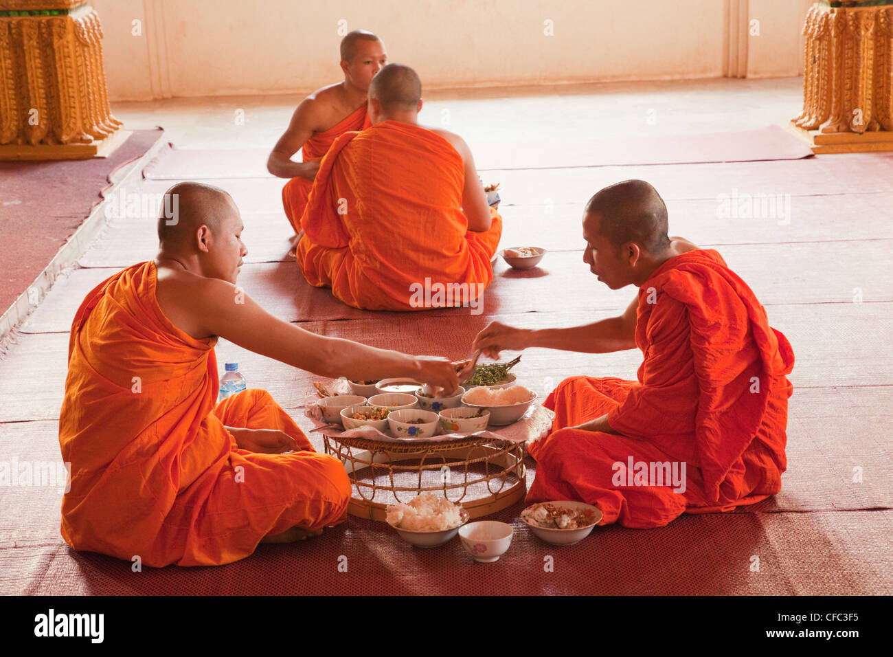 Laos, Vientiane, Monks Eating Morning Meal Stock Photo - Alamy