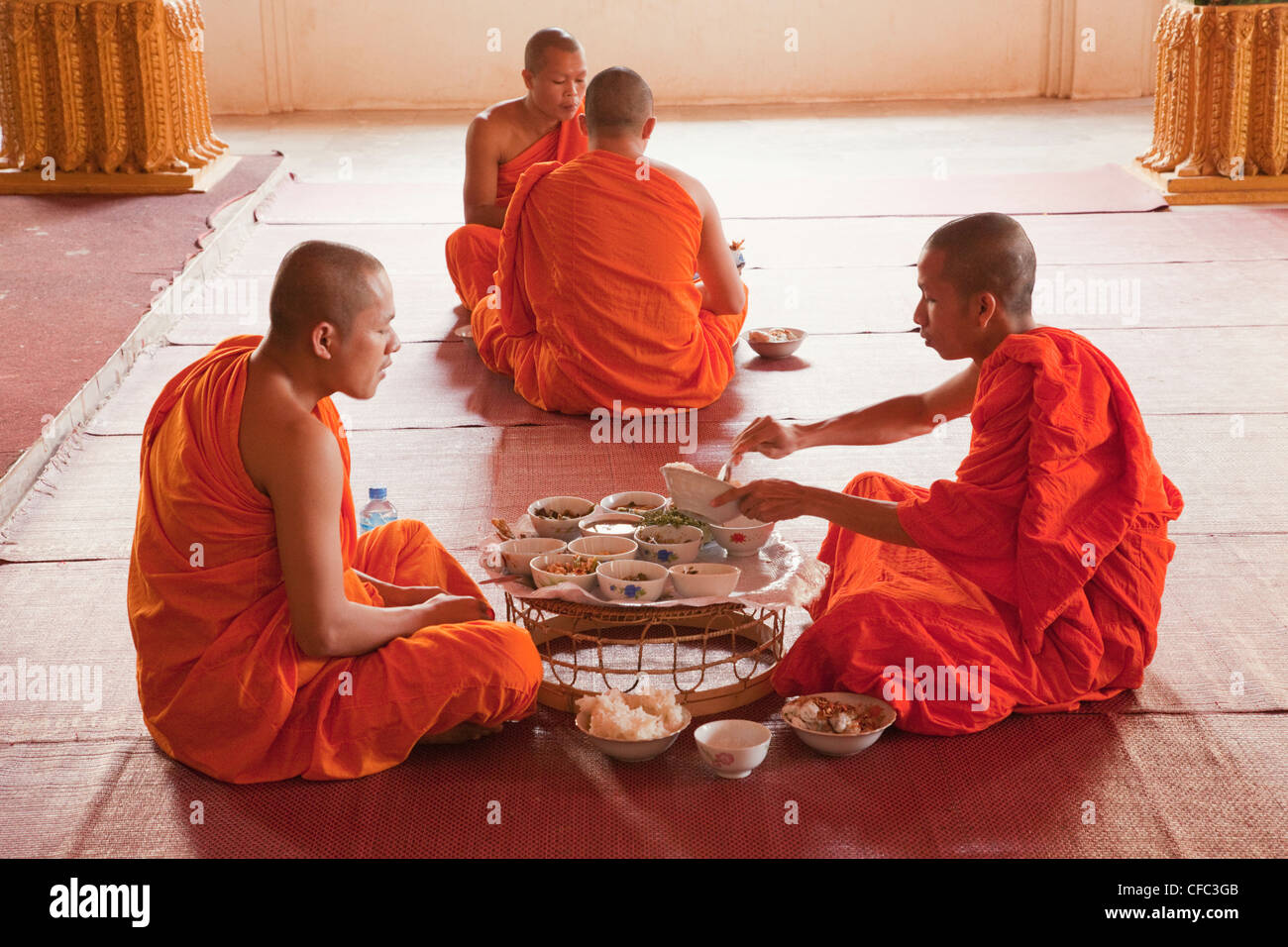 Laos, Vientiane, Monks Eating Morning Meal Stock Photo - Alamy