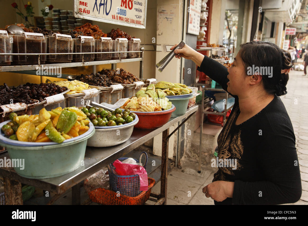 Old woman bac ha vietnam hi-res stock photography and images - Alamy