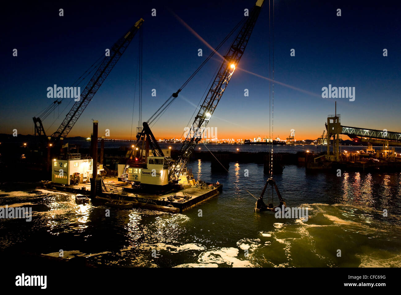 clamshell dredge prepares sub-surface ground Stock Photo - Alamy