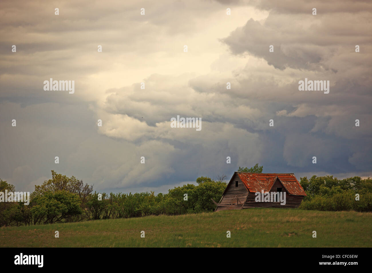Approaching storm abandoned farmhouse hi-res stock photography and ...