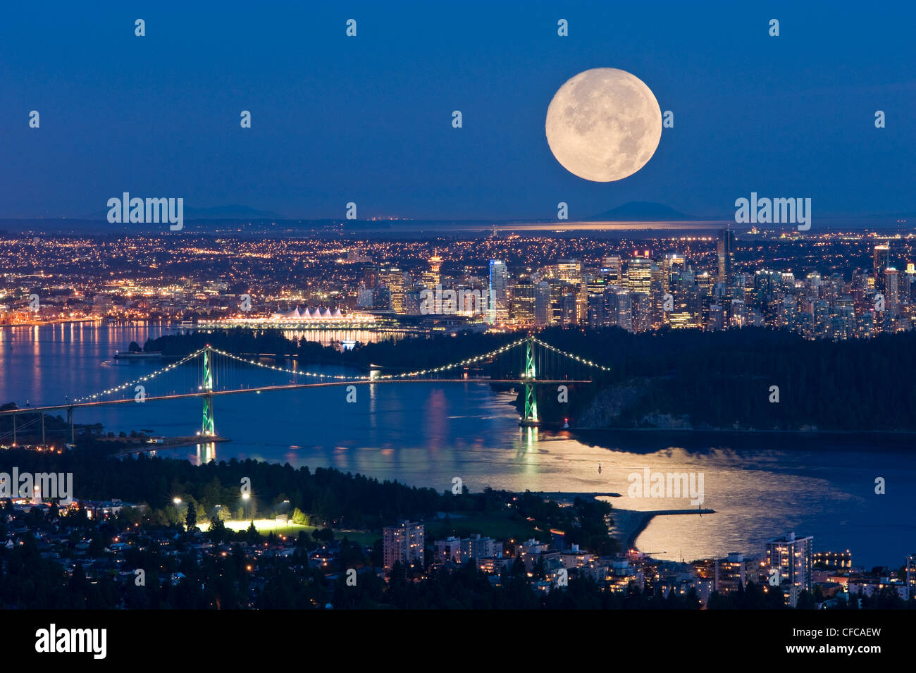 Full moonrise over Vancouver Stock Photo - Alamy