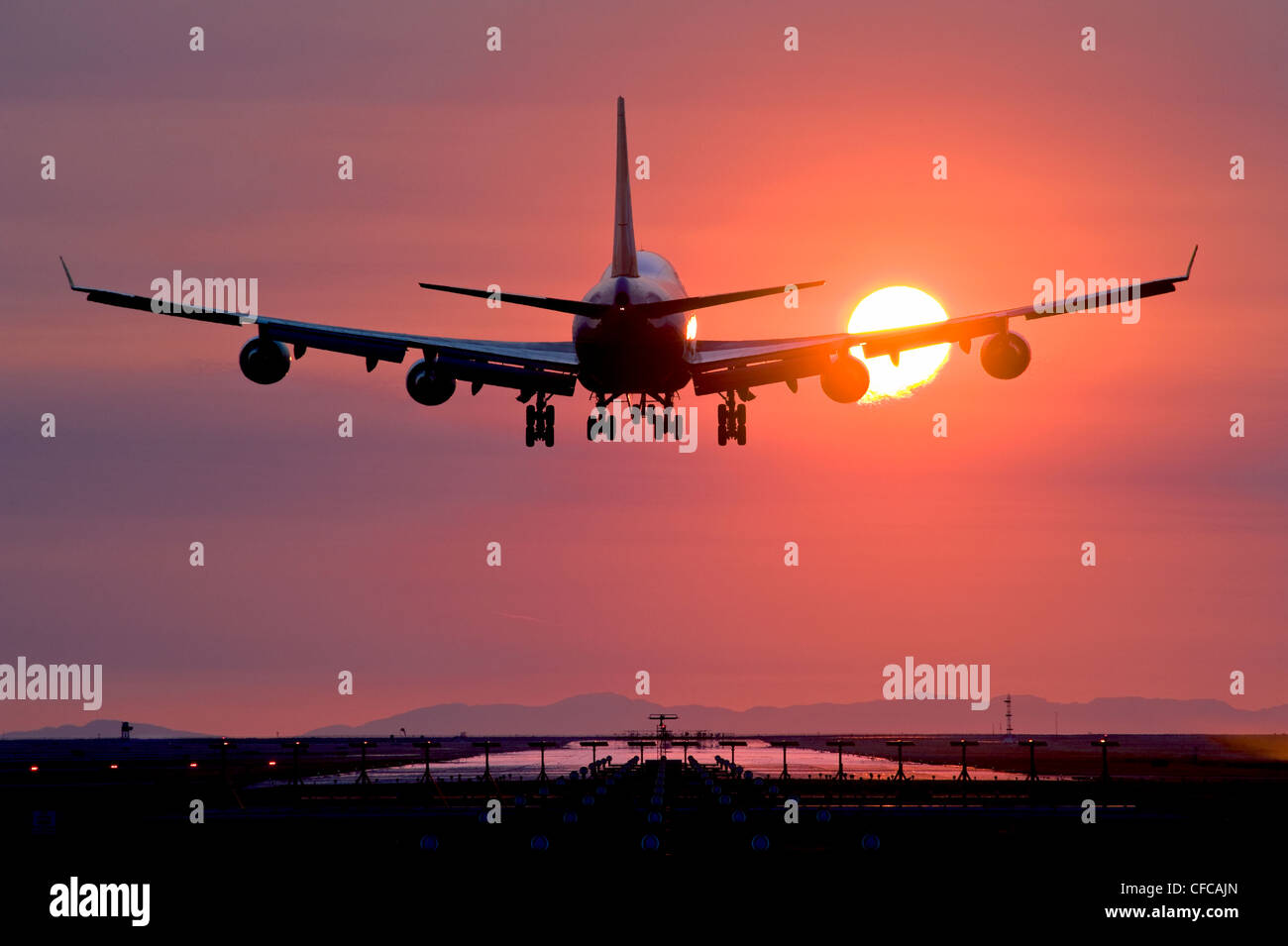 Boeing 747 landing at sunset, Vancouver International Airport ...