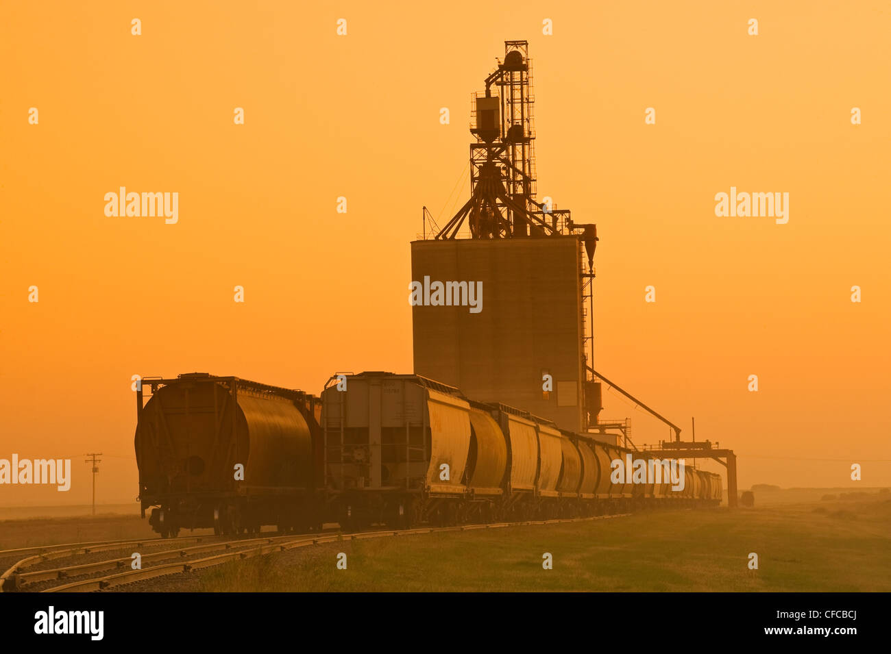 Train loading grain grain elevator hi-res stock photography and images ...