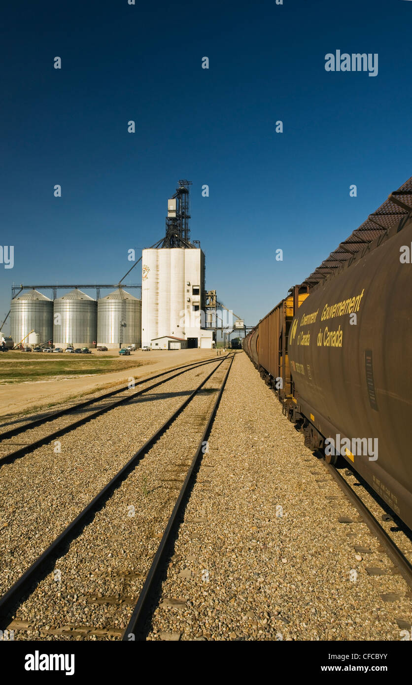 Train loading grain grain elevator hi-res stock photography and images ...