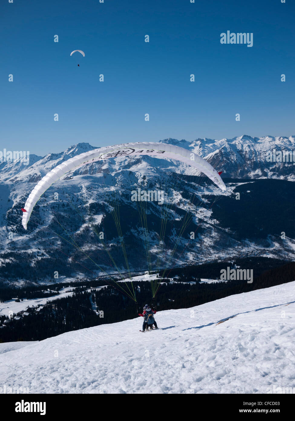 Paraskiing at Courchevel, Three Valleys, France Stock Photo - Alamy