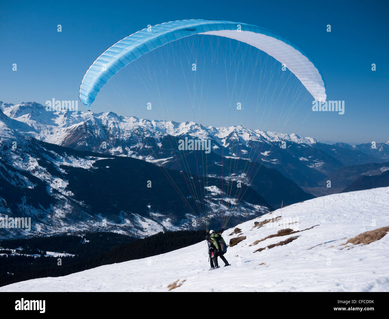 Paraskiing at Courchevel, Three Valleys, France Stock Photo - Alamy