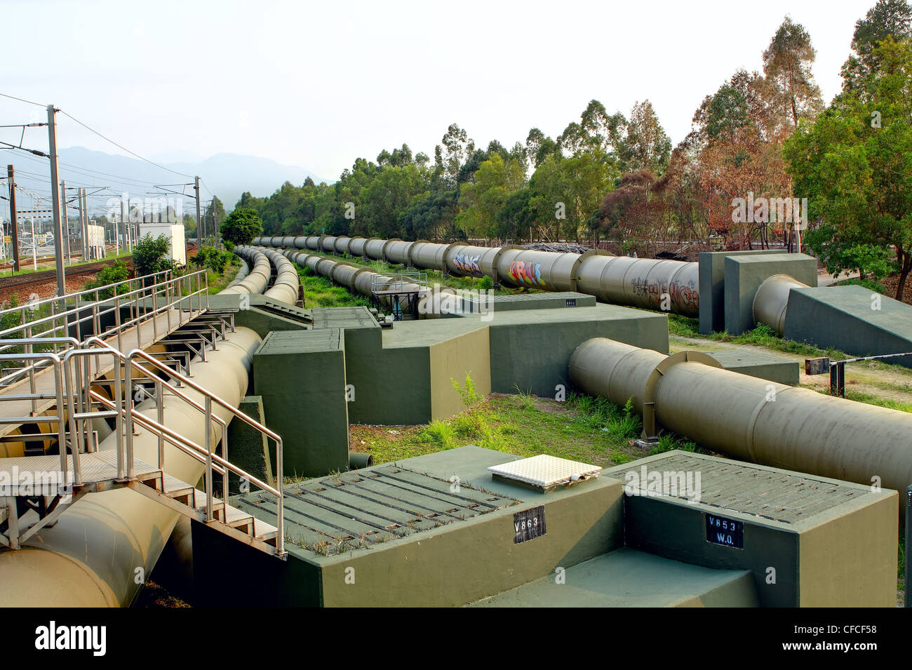 Oil flow station hi-res stock photography and images - Alamy