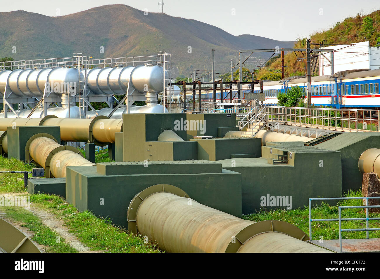 Oil flow station hi-res stock photography and images - Alamy
