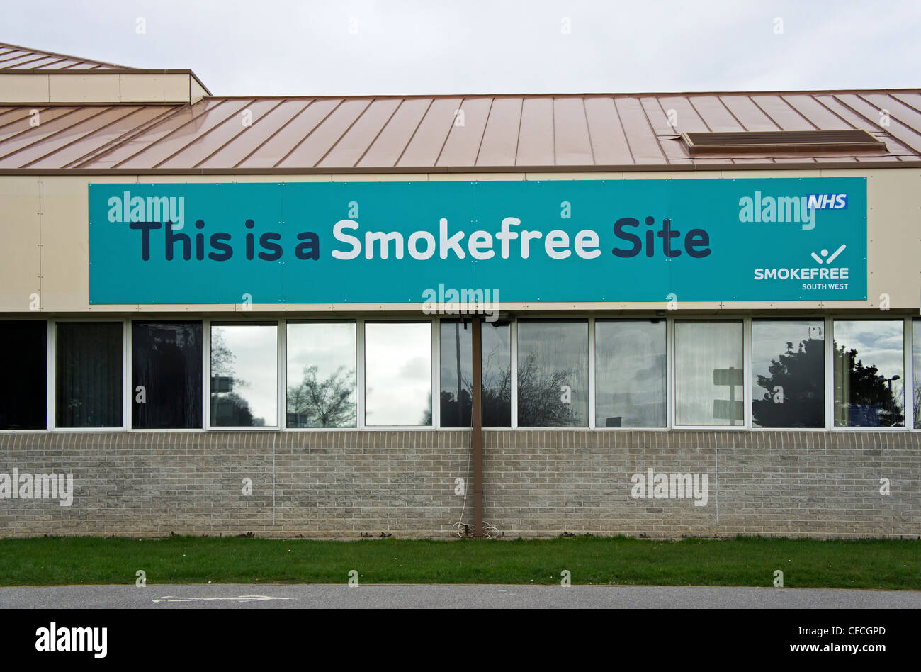 Smoke free area sign hi-res stock photography and images - Alamy