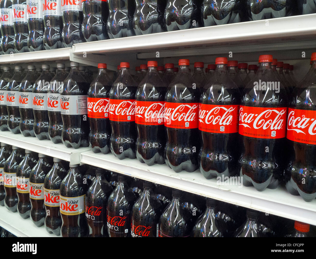 rows of coke soda on grocery store shelves Stock Photo - Alamy