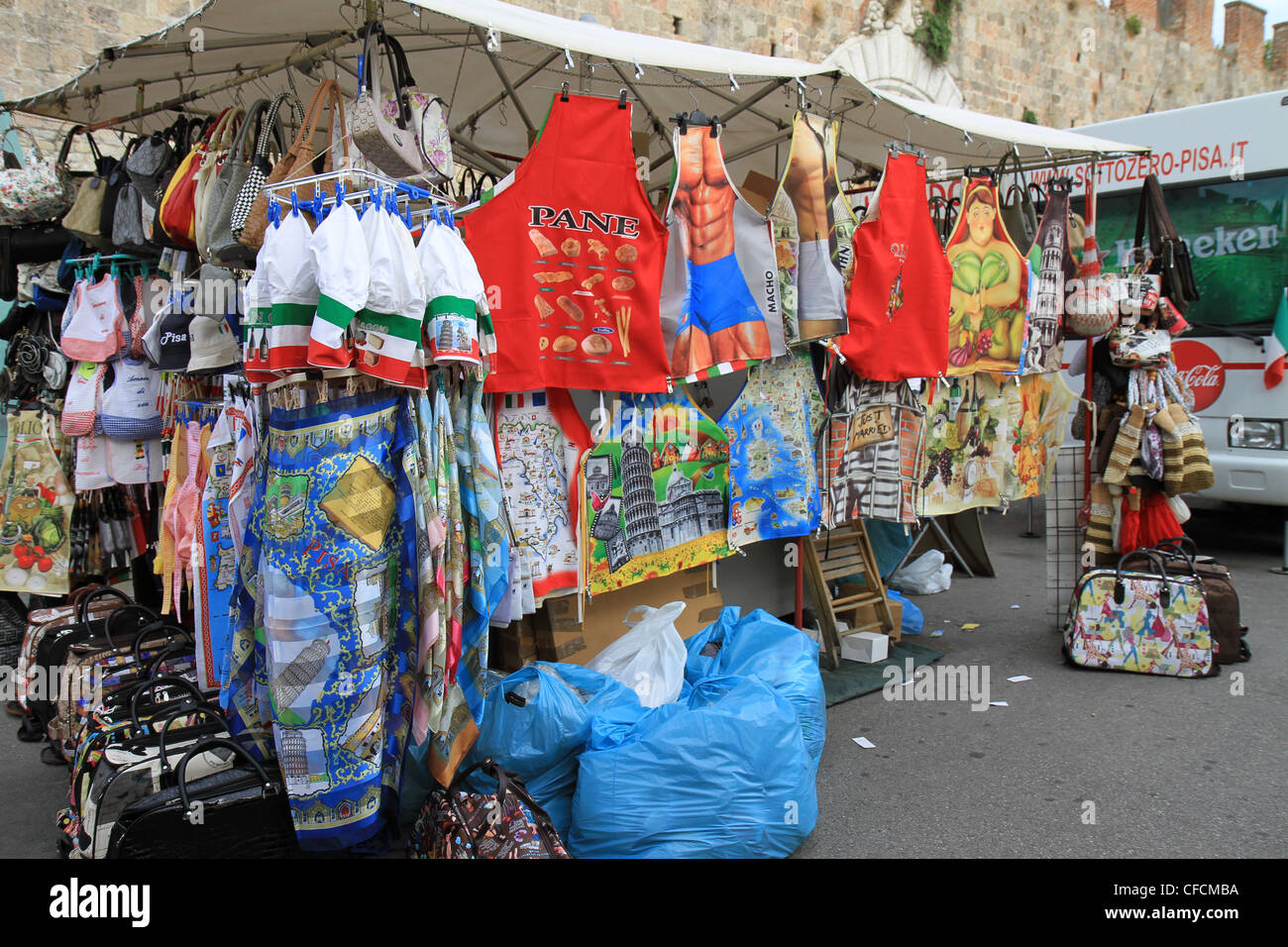 Tourist stand near la Piazza del Duomo in Pisa, Italy Stock Photo - Alamy