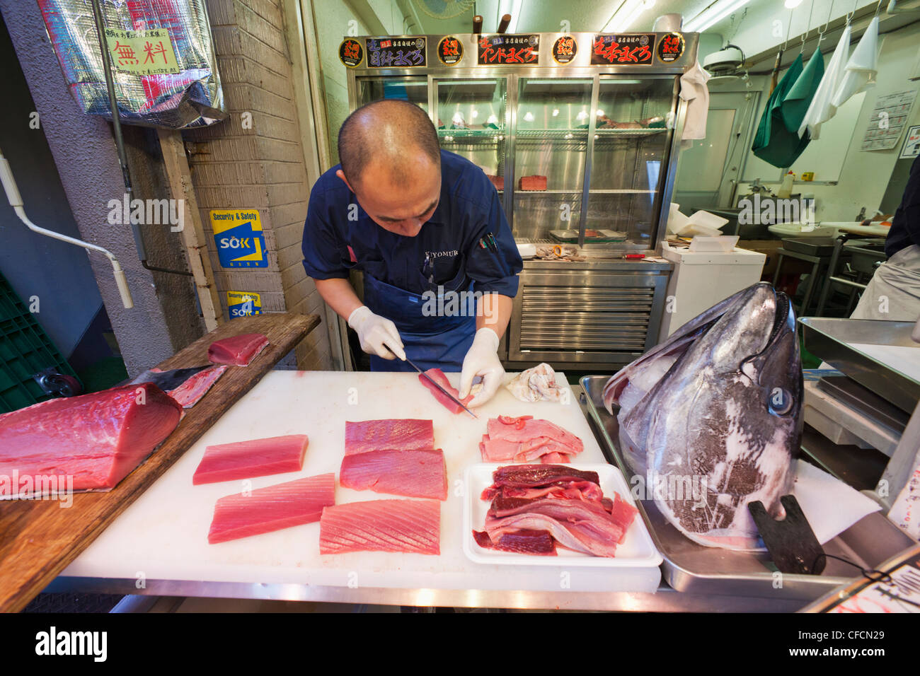 Tokyo japan tuna slicing hi-res stock photography and images - Alamy