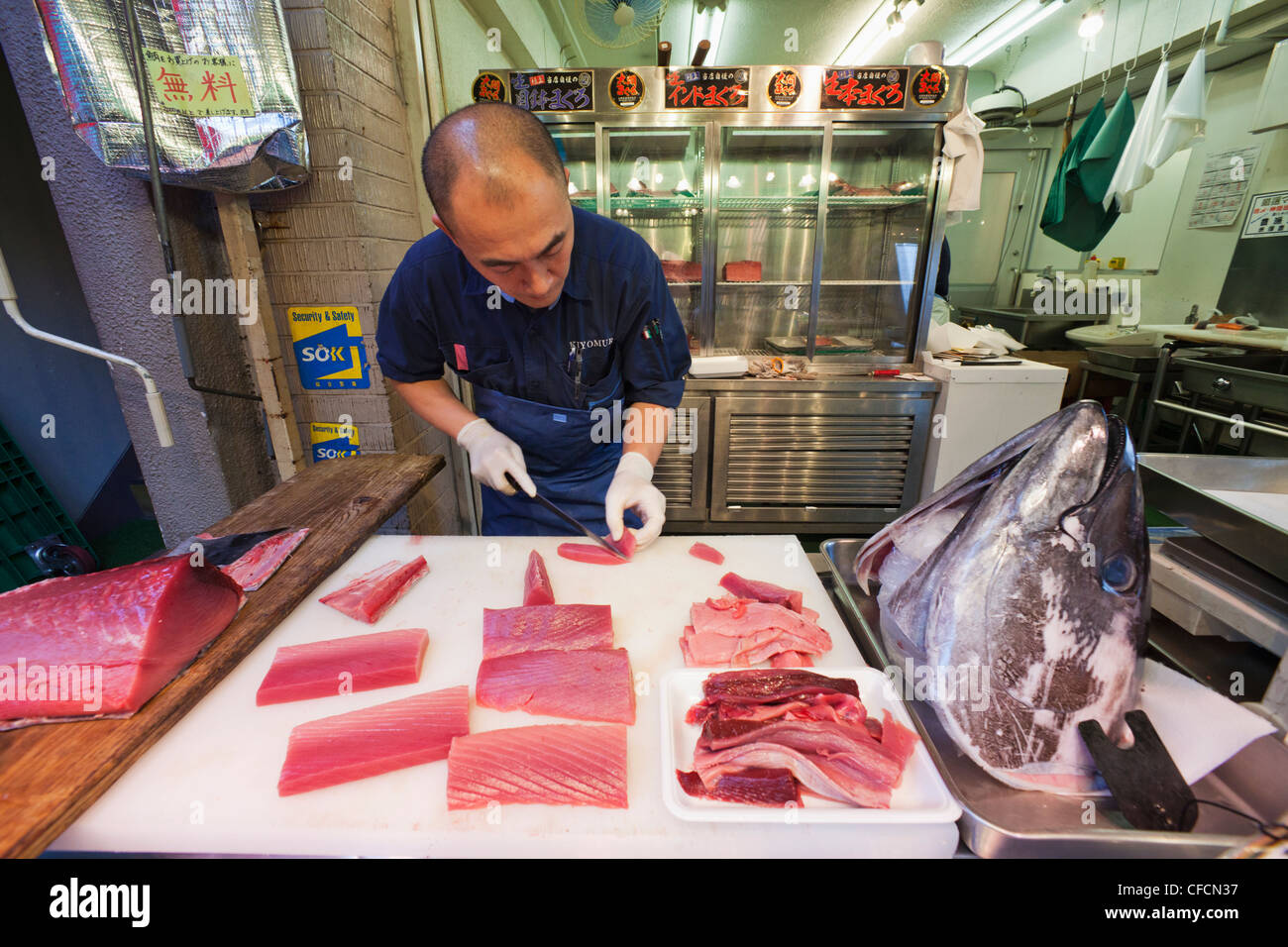 Tokyo japan tuna slicing hi-res stock photography and images - Alamy