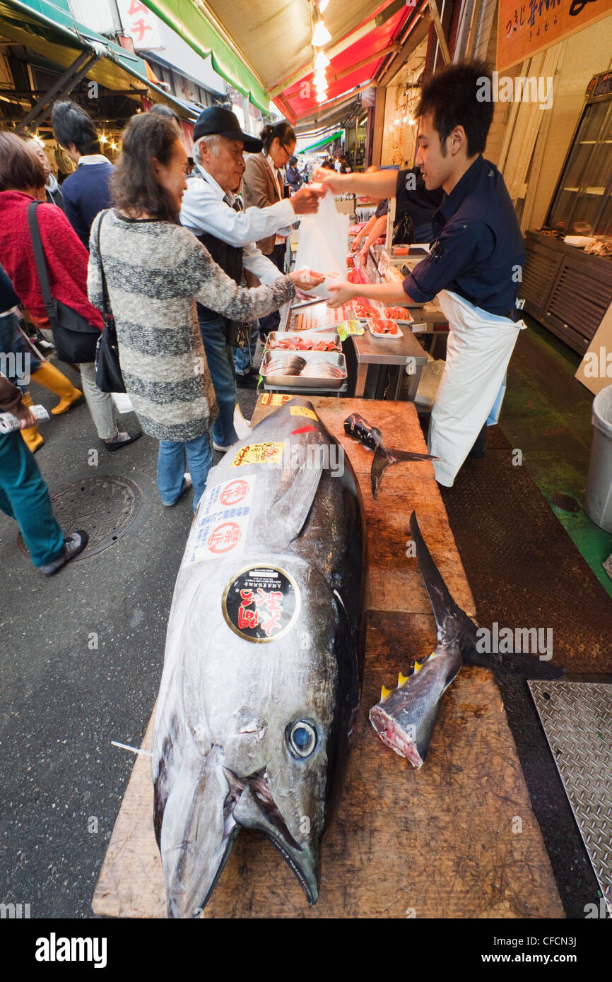 Japan, Tokyo, Tsukiji Market, Retail Tuna Fish Stall Stock Photo - Alamy