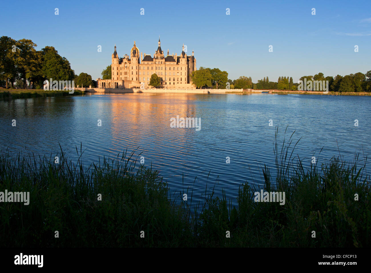 Castle schwerin lake schwerin mecklenburgische hi-res stock photography ...