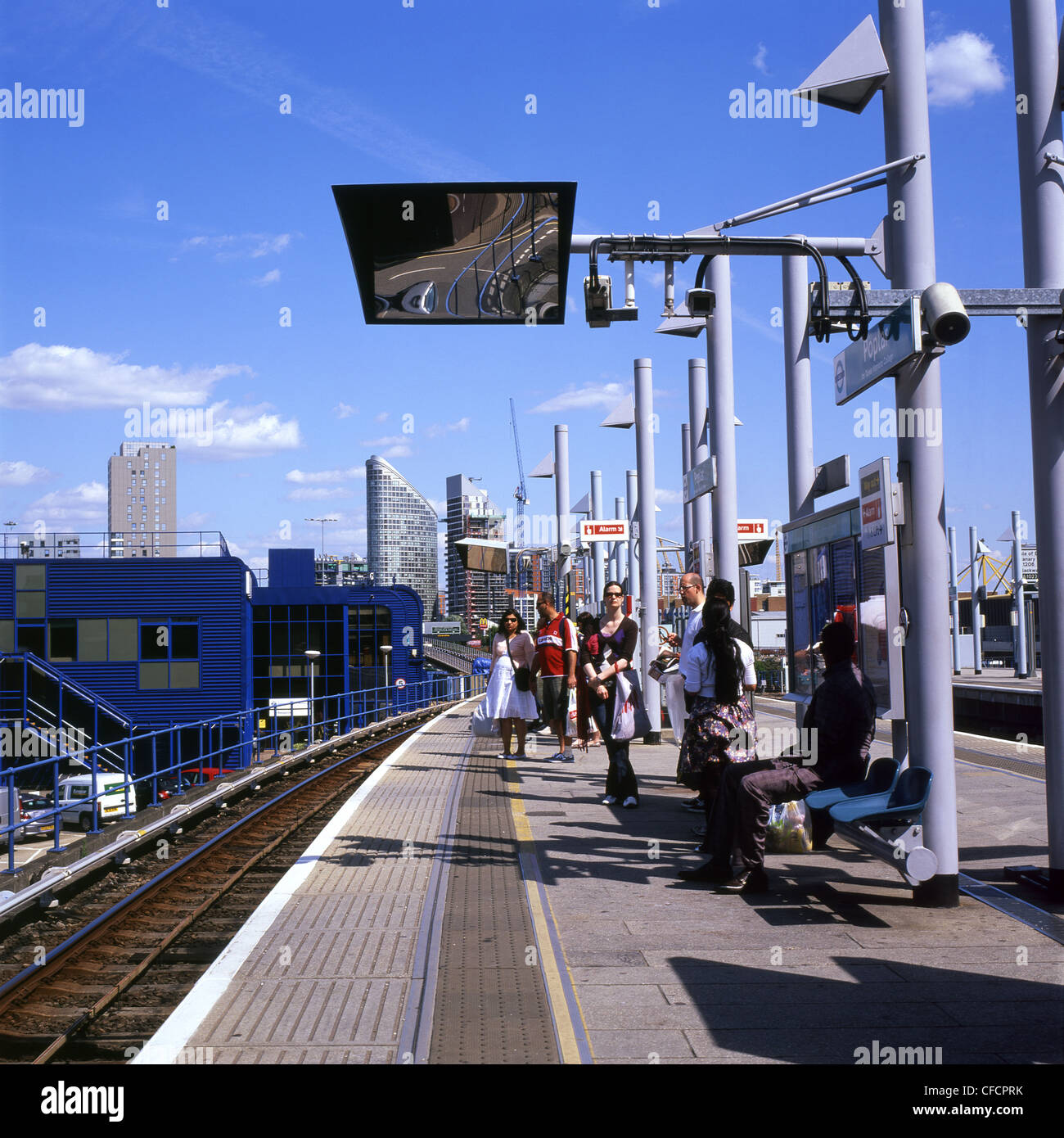 Overground stations hi-res stock photography and images - Alamy