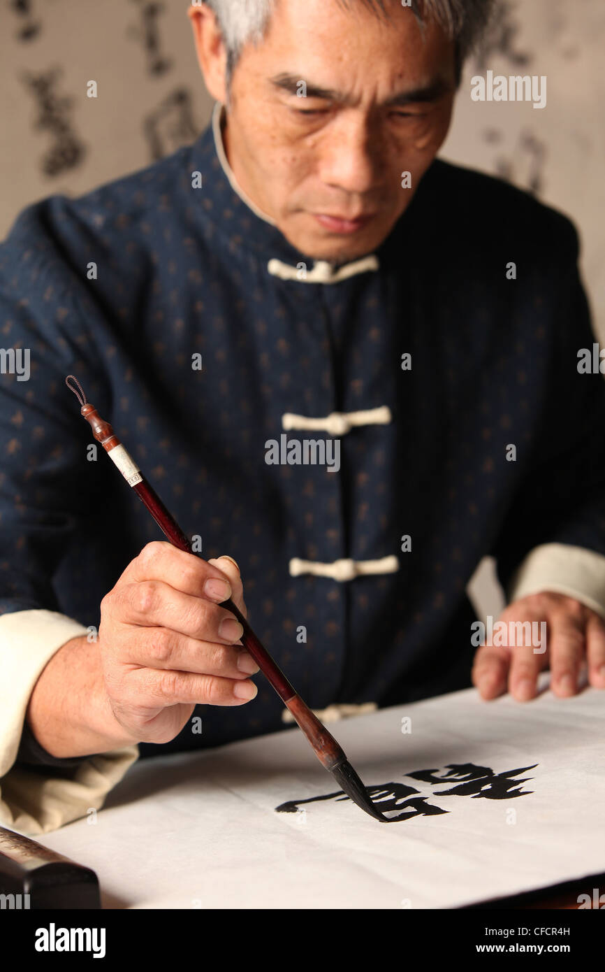 Writing chinese calligraphy, calligrapher Stock Photo - Alamy