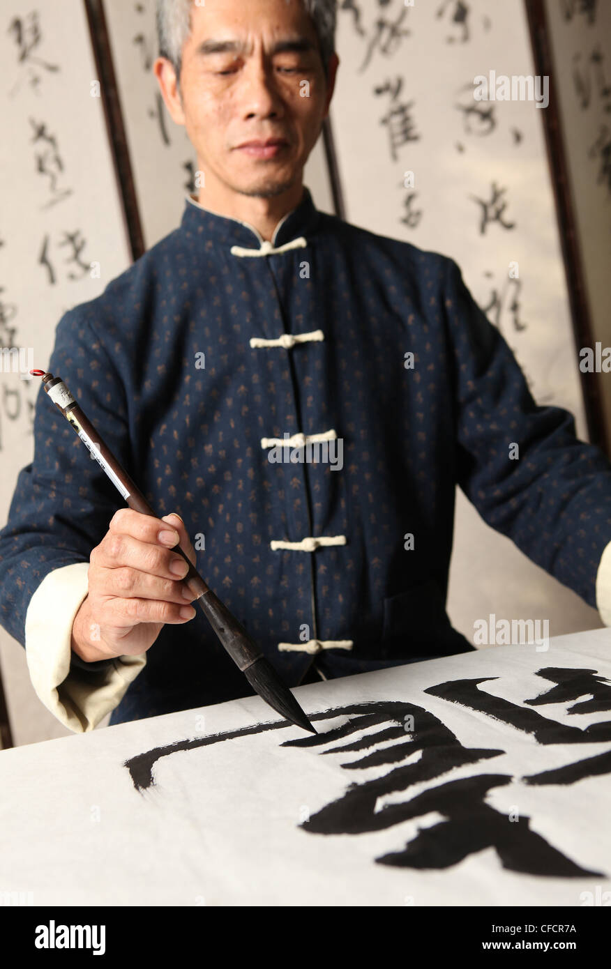 Writing chinese calligraphy, calligrapher Stock Photo - Alamy