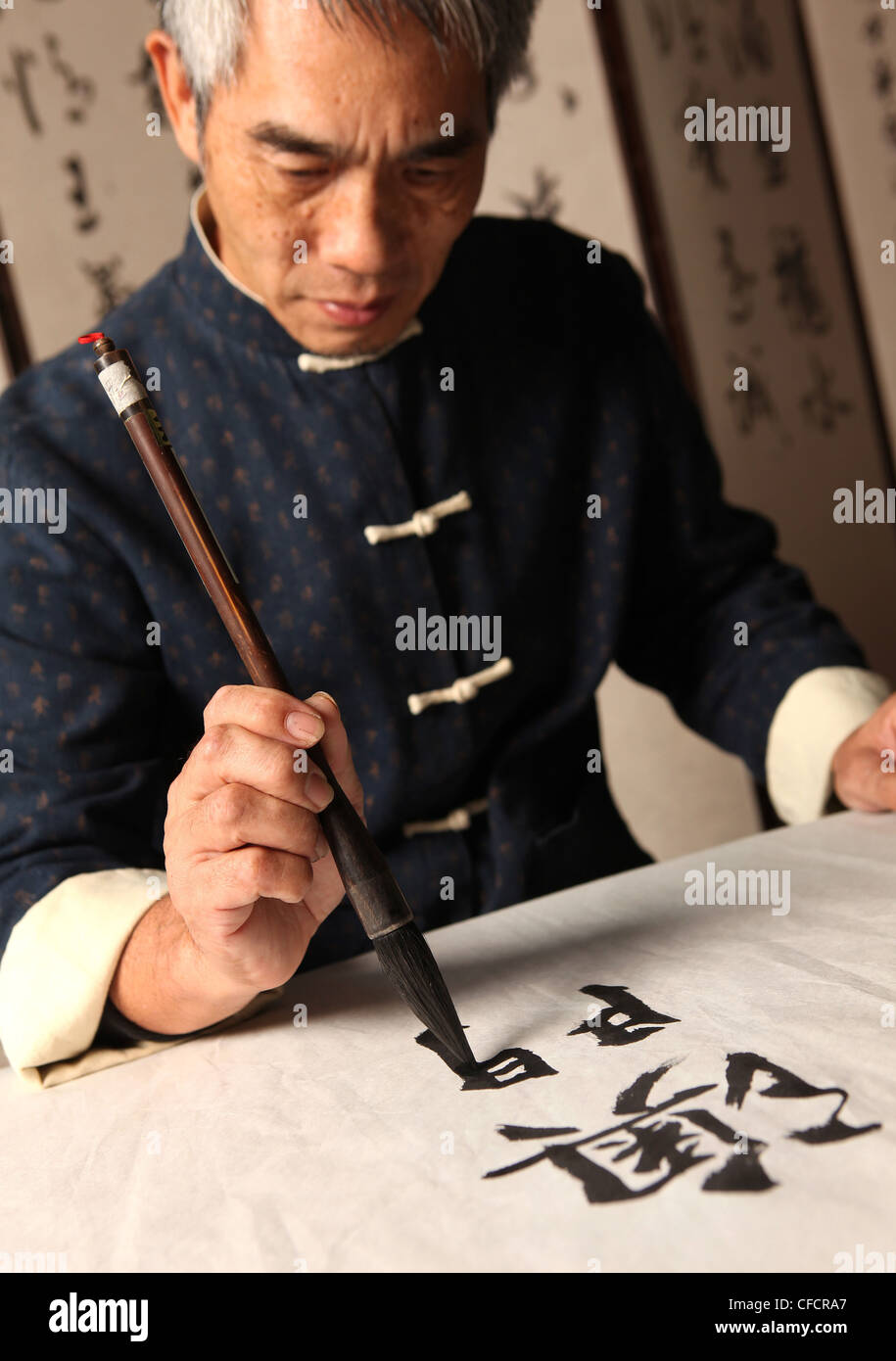 Writing chinese calligraphy, calligrapher Stock Photo - Alamy