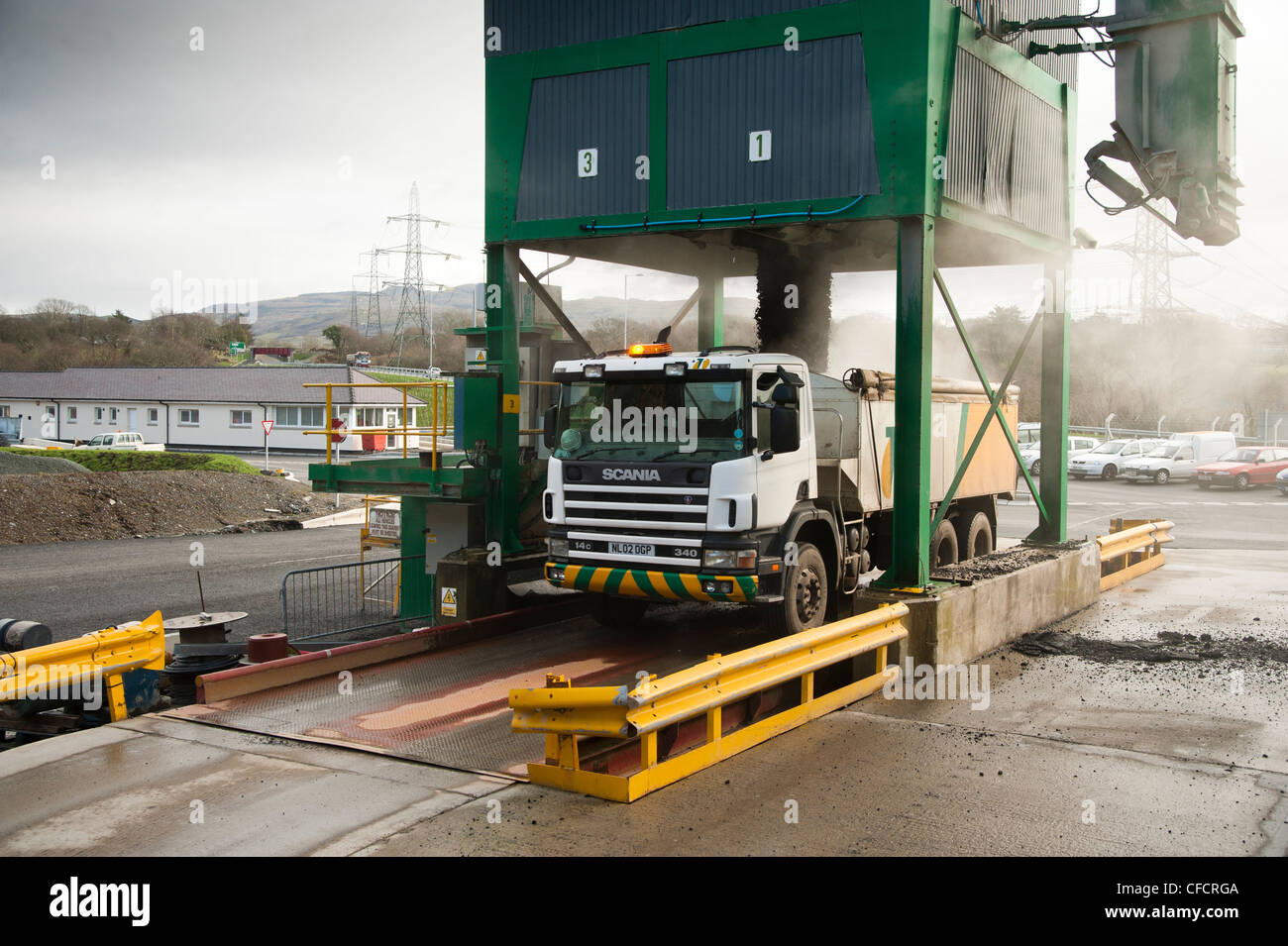 Loading truck lorry hi-res stock photography and images - Alamy