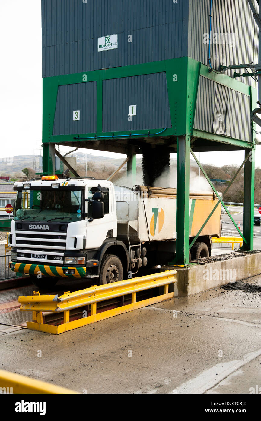 Loading a truck lorry at the Tarmac-owned quarry, Minffordd near ...