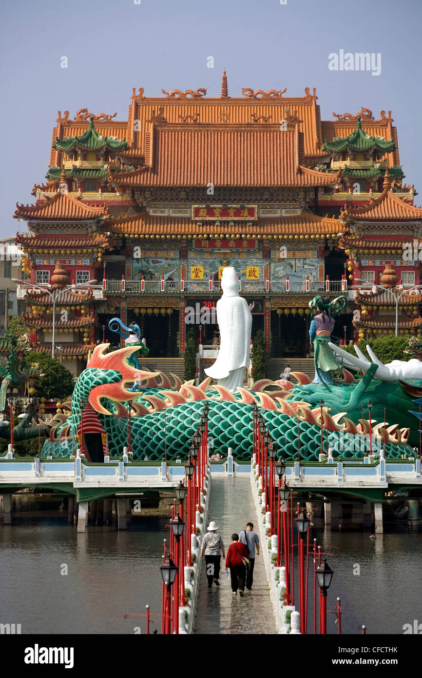 Dragon statue chi ming tang lotus hi-res stock photography and images ...