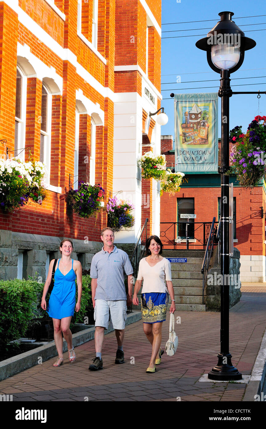 People shopping downtown Duncan British Stock Photo - Alamy