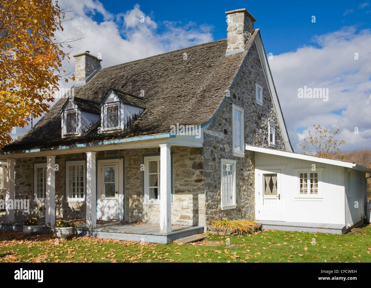 Old stone buildings green lawns hi-res stock photography and images - Alamy
