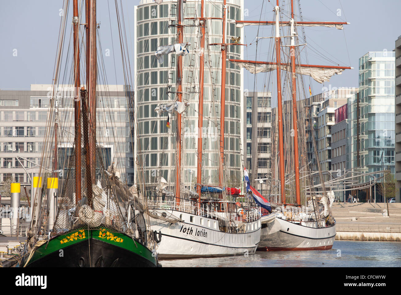 Modern sailing ships hi-res stock photography and images - Alamy
