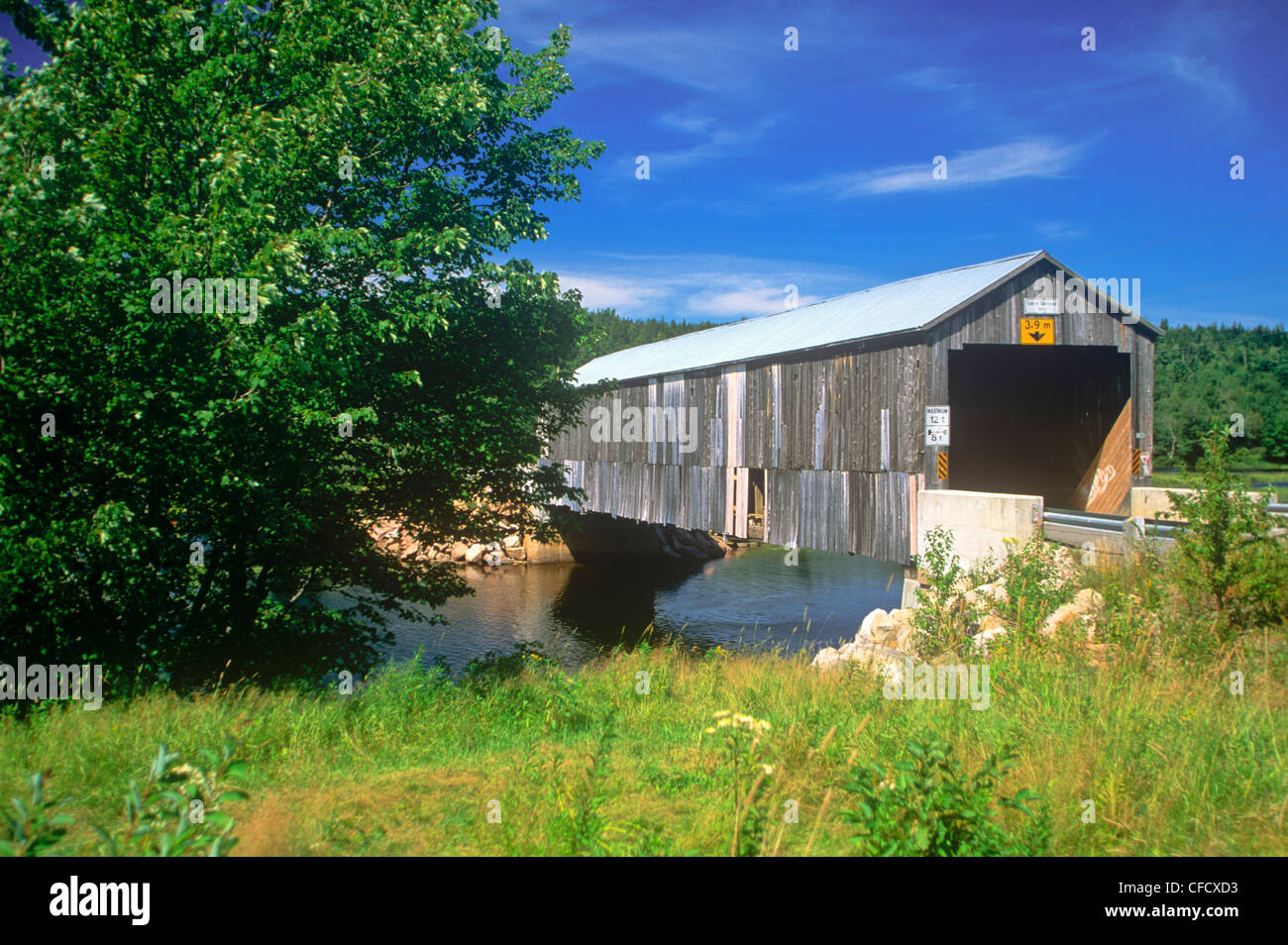White canal bridges hi-res stock photography and images - Alamy
