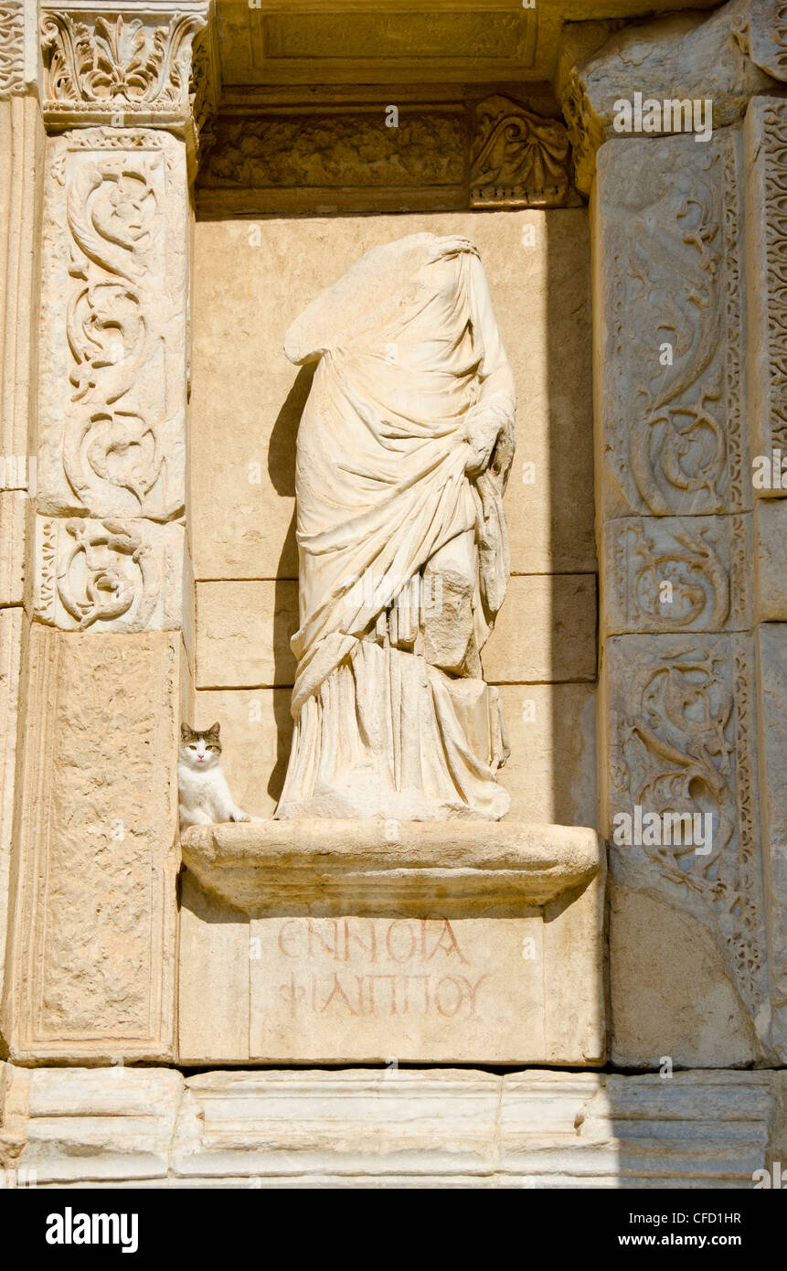 Headless roman statues hi-res stock photography and images - Alamy