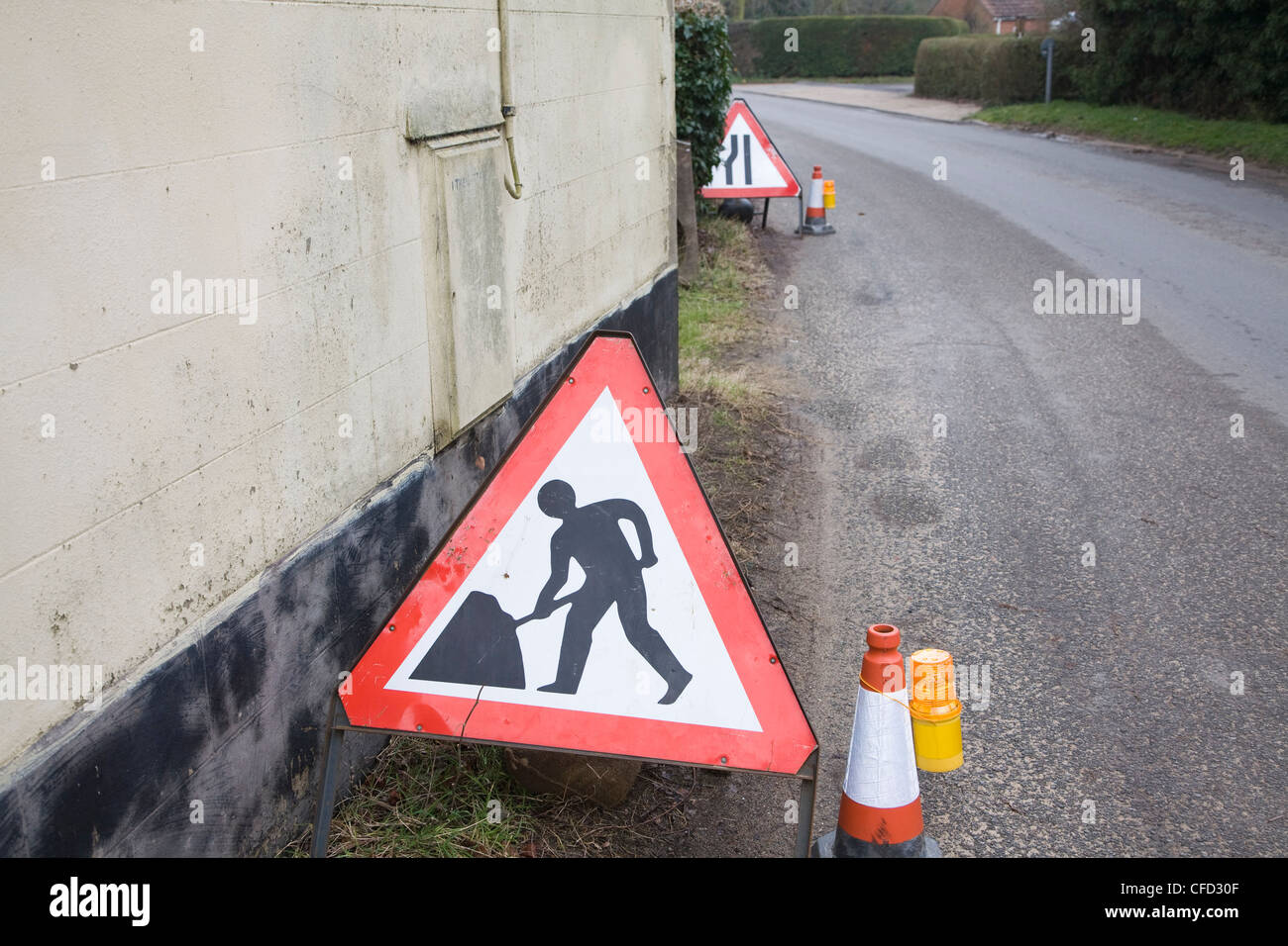 Men at work road signs hi-res stock photography and images - Alamy