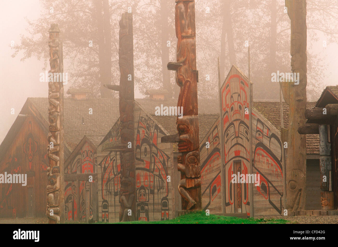 Indian house with totems hi-res stock photography and images - Alamy