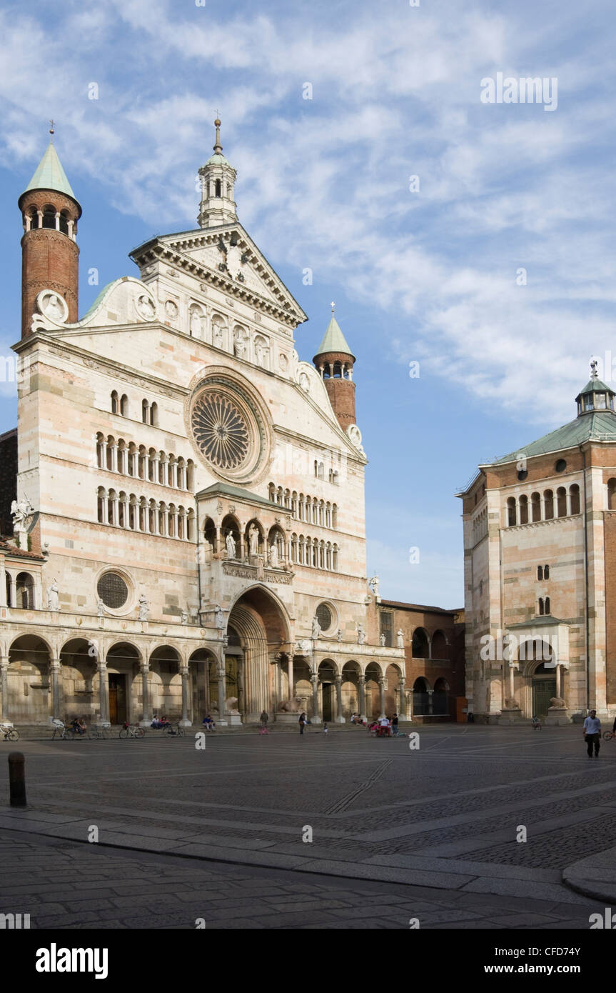 The Duomo Santa Maria Assunta and Battistero, Cremona, Lombardy, Italy ...