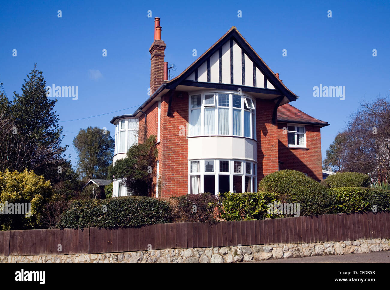 Detached house uk garden hi-res stock photography and images - Alamy