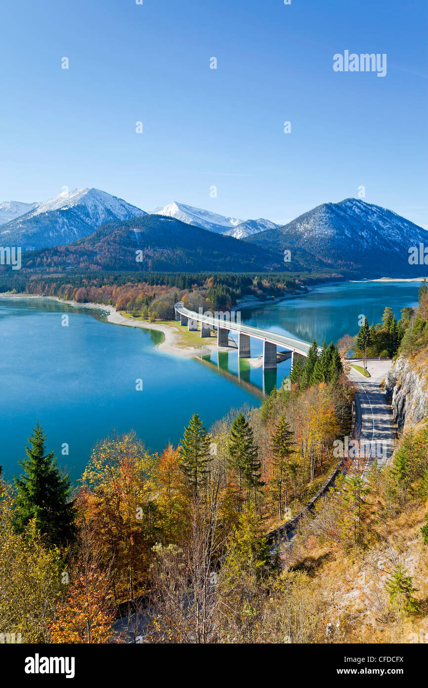 Road bridge over Lake Sylvenstein, with mountains in the background ...