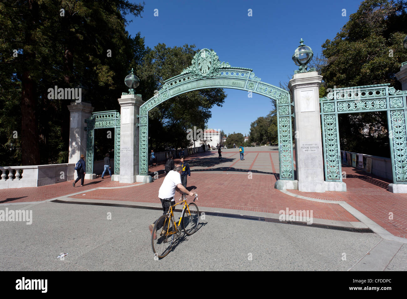 Campus crowd gate hi-res stock photography and images - Alamy