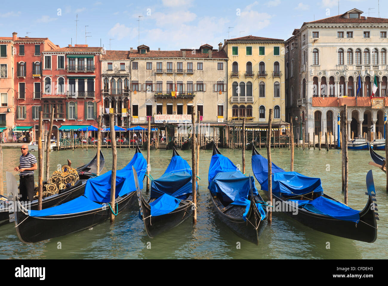 Venice italy gondola mooring canal hi-res stock photography and images ...
