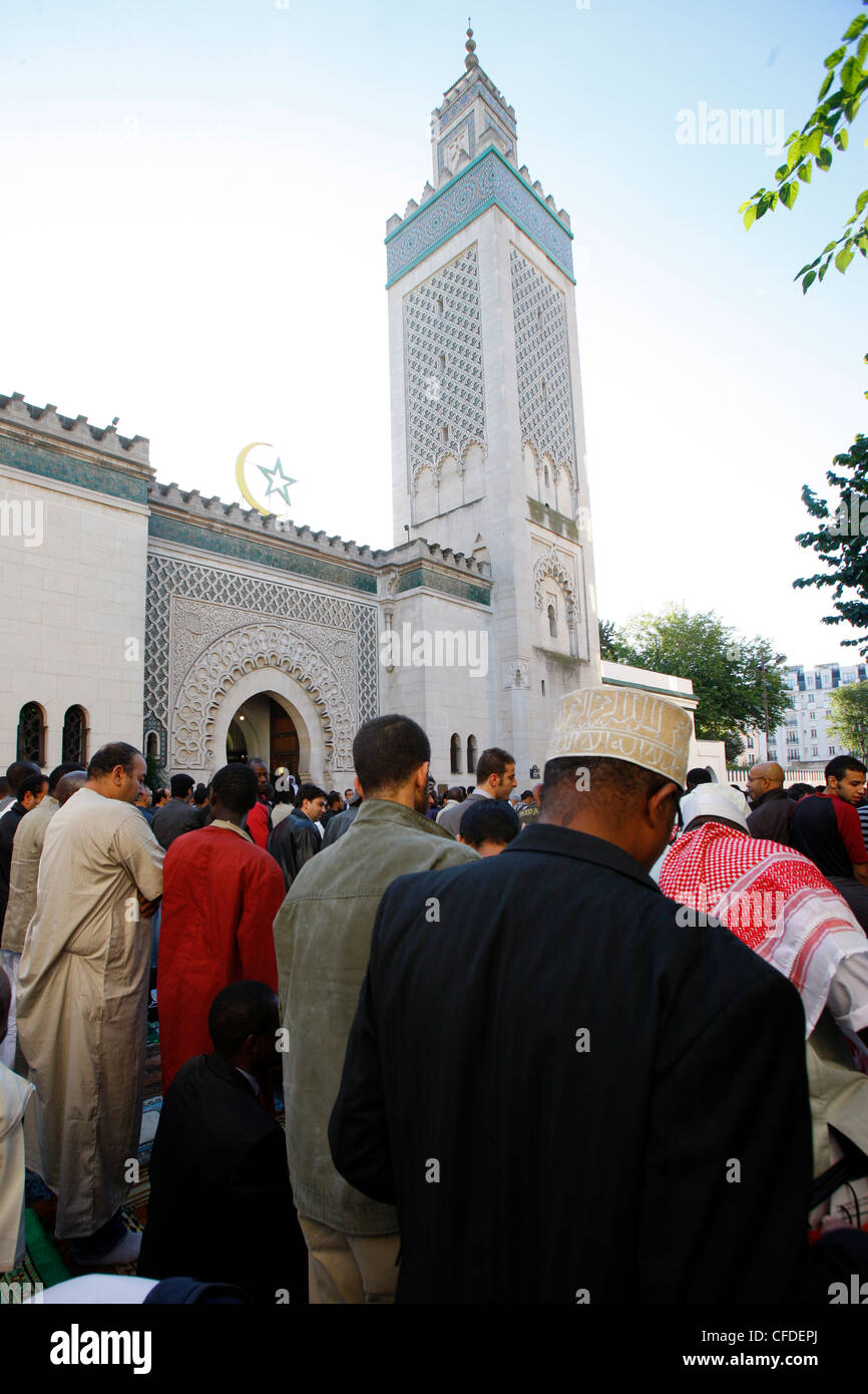 Muslims praying outside the Paris Great Mosque on Aid El-Fitr festival ...