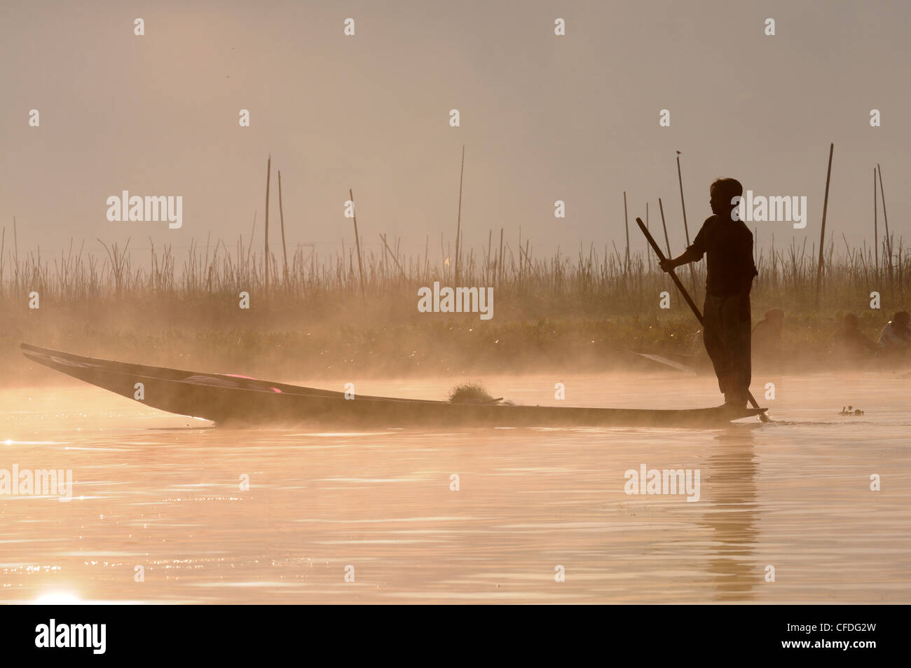 Little rowing boat hi-res stock photography and images - Alamy