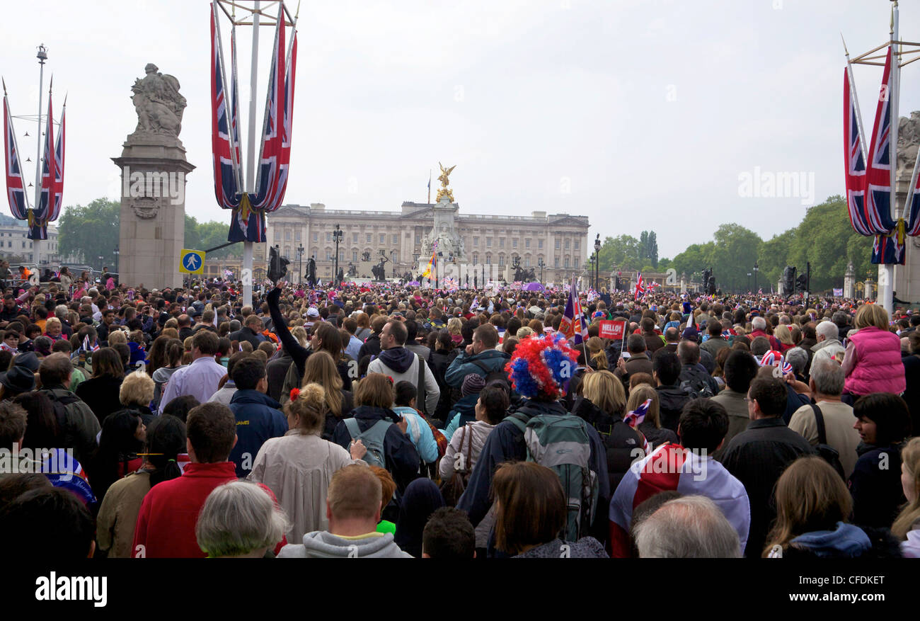 Buckingham palace crowd hi-res stock photography and images - Alamy