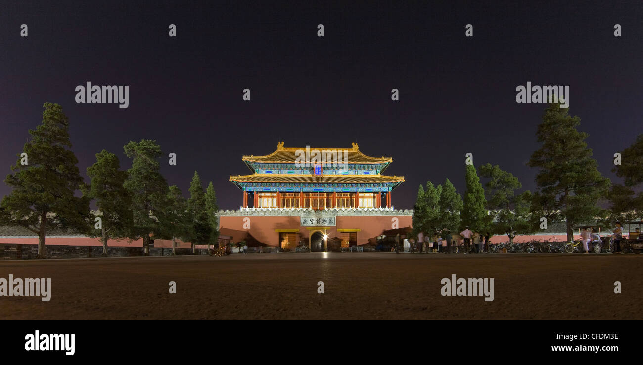 Night view of the colorful north entrance gate to The Forbidden City ...