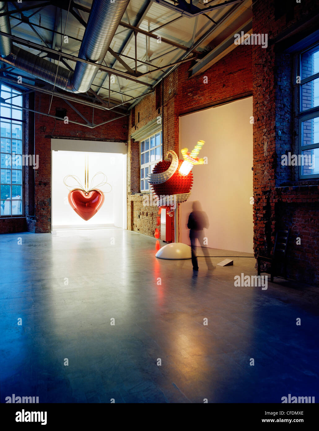 Hanging heart jeff koons hi-res stock photography and images - Alamy
