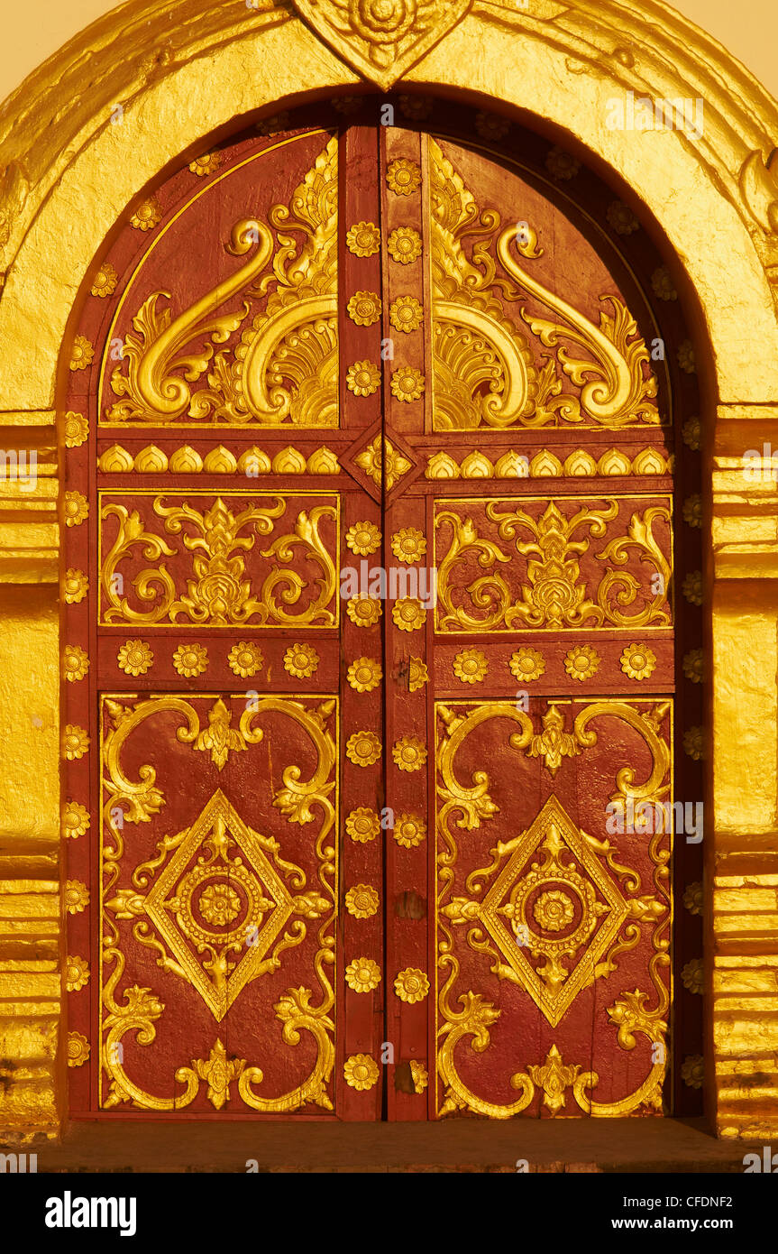 Image entrance gate buddhist temple hi-res stock photography and images ...