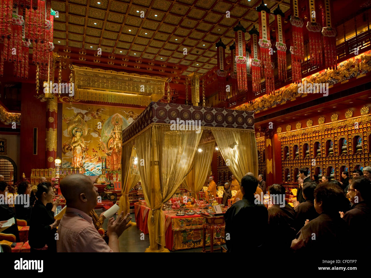 Chanting in the Hundred Dragons hall in the Buddha Tooth Relic temple ...