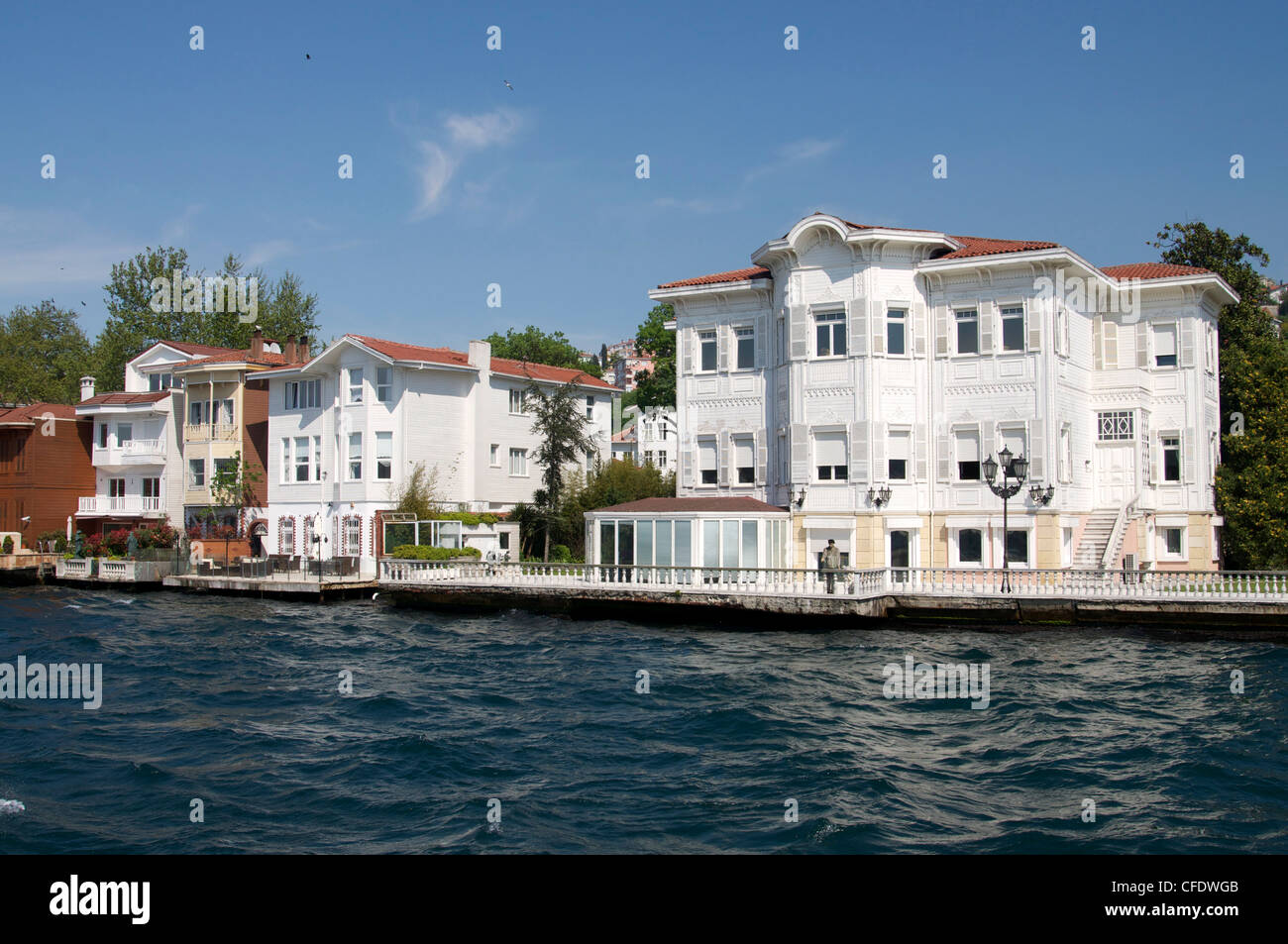 Turkey istanbul bosphorus houses hi-res stock photography and images ...
